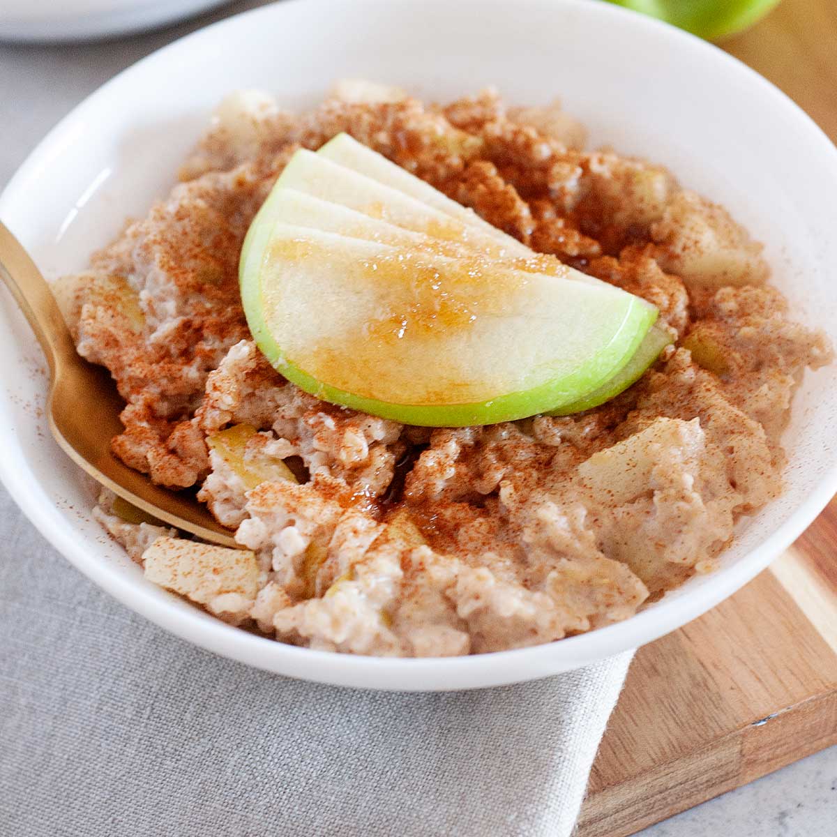 Overnight Crockpot Oatmeal with Apples & Cinnamon | Laura Fuentes